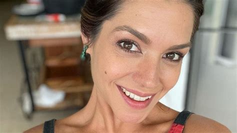 Thais Fersoza exibe corpão sarado ao surgir só de biquíni