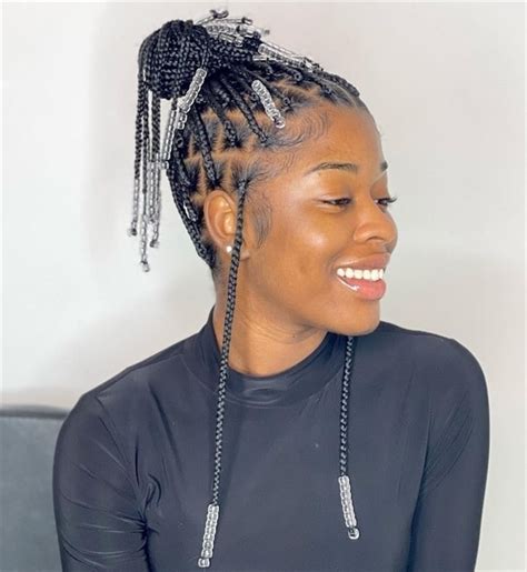 10 Trendy Knotless Braids With Beads Hairstyles