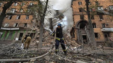 Ukraine War Latest Rescuers Comb Rubble After Strikes On Ukraine City