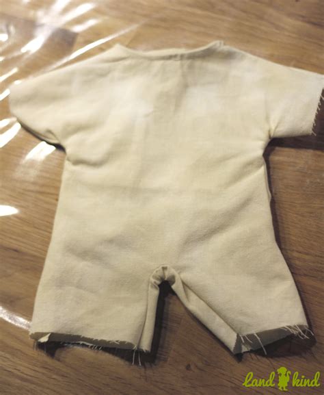 Eine Puppe reparieren Einen neuen Körper nähen