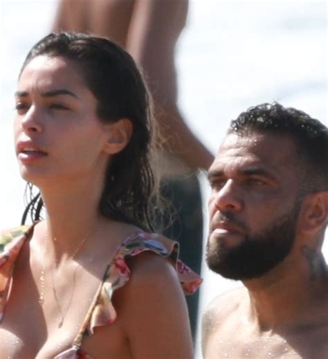 Após visitar Daniel Alves na prisão esposa do jogador publica foto em