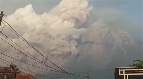 Gunung Semeru Erupsi 4 Desember 2022 Warga Mengungsi Ke Tempat Aman