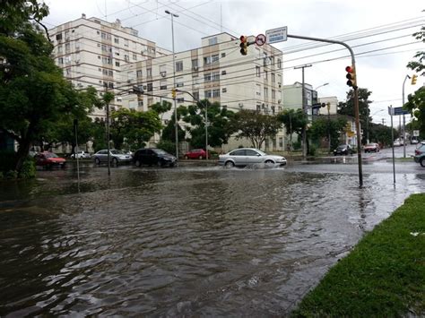 G1 Chuva alaga pontos em Porto Alegre mas trânsito flui normalmente