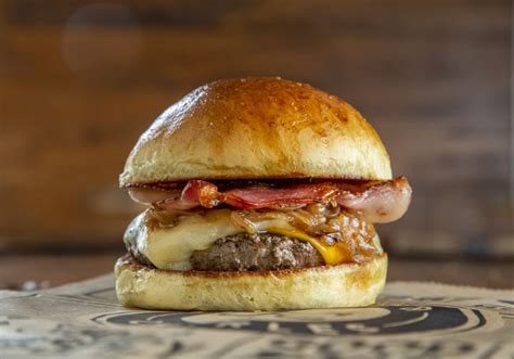 Lanche hambúrguer bacon e cebola caramelizada Estadão