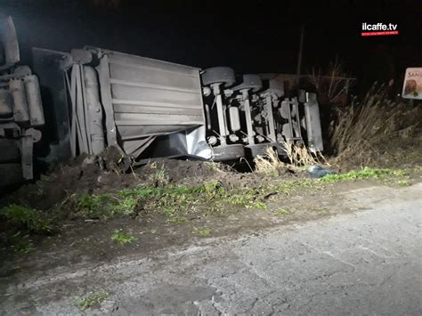 Il Tir Si Ribalta Dopo Lo Scontro Con L Auto Due Feriti Sulla Migliara