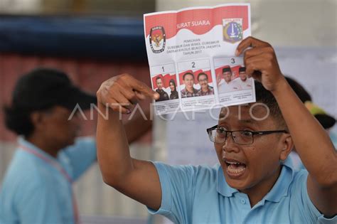 PENGHITUNGAN SUARA PILKADA DKI JAKARTA ANTARA Foto