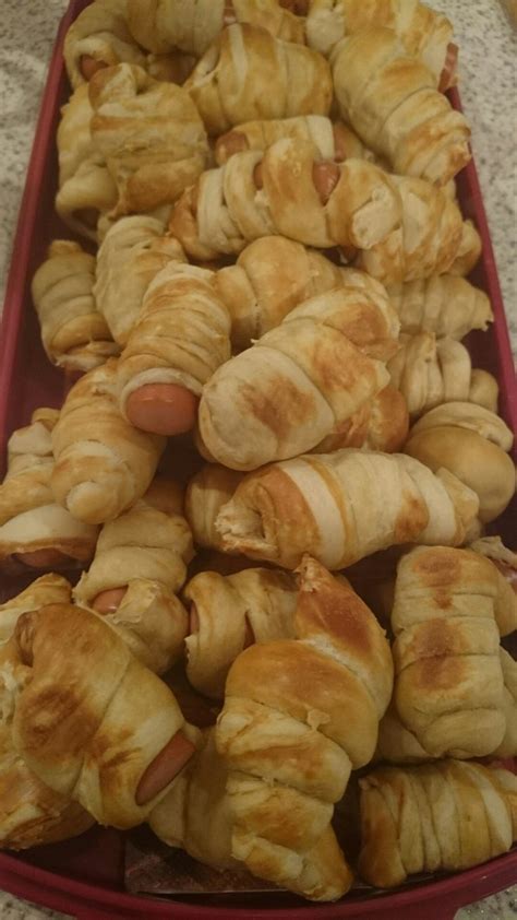 Mini Wiener Würstchen im Laugenteig hergestellt aus Aufbackbrezen