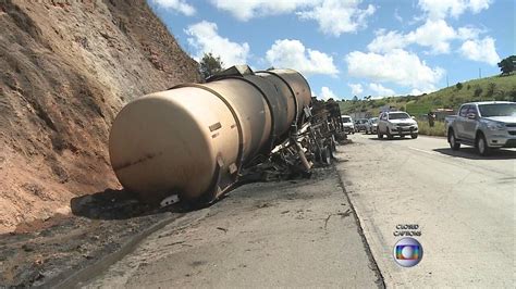 Caminhão que transportava combustível tomba e pega fogo na BR 232 NE2