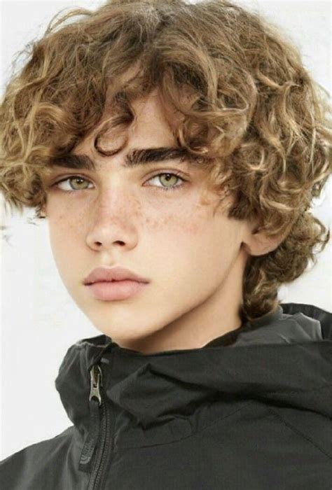 Pinterest Coiffure homme stylé Cheveux bruns bouclés Coiffure