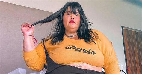 Grávida bailarina plus size de Anitta tira roupa e celebra 1 milhão de