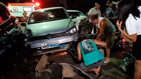 Quatro veículos motociclista fica gravemente ferido após avançar