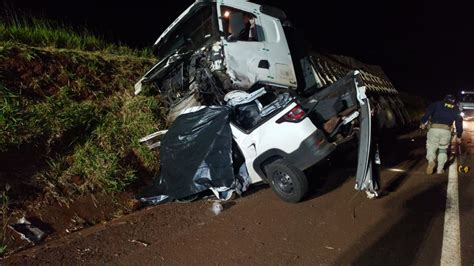 Duas Pessoas Morrem Em Grave Colis O Entre Carros E Caminh O Na Br
