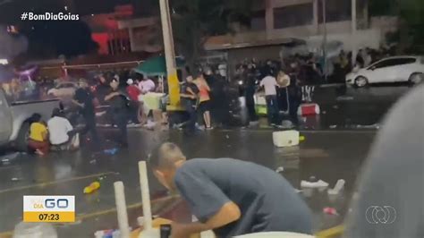 Guarda Civil usa bombas de gás para dispersar bloco de carnaval em