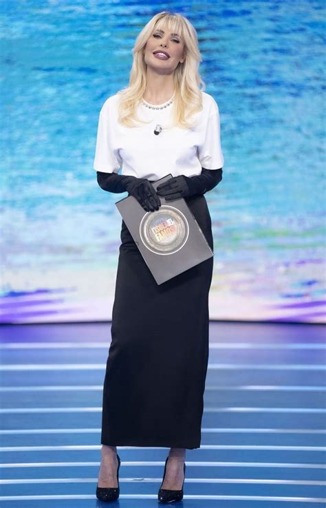 Ilary Blasi Rivoluziona Il Look All Isola Dei Famosi Frangetta E
