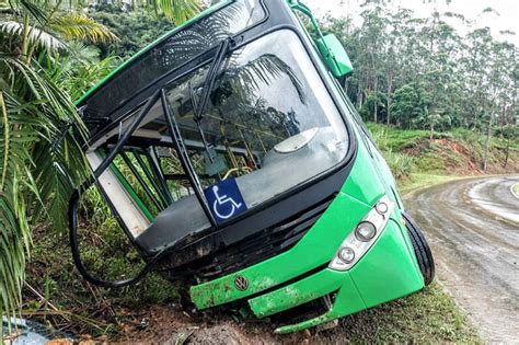 Ônibus sai da pista e bate em valeta no Rio da Luz Jornal de Pomerode