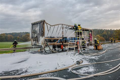 A6 bei Nürnberg Lkw mit Akkus fängt Feuer