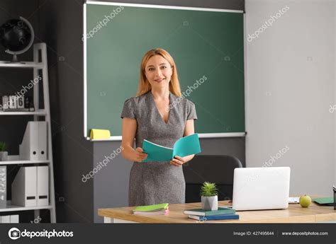 Profesora Madura Impartiendo Clases Aula fotografía de stock