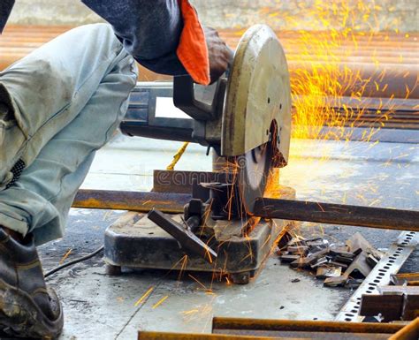 El Cortar De Las Barras De Acero Del Hierro TMT Con El Cortador Y La
