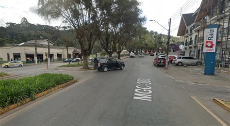 Campos do Jordão Homens ficam feridos após colidirem carro