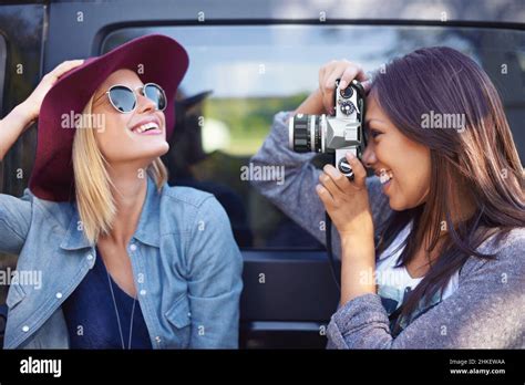 Voiture de pose de modèle féminin Banque de photographies et dimages à