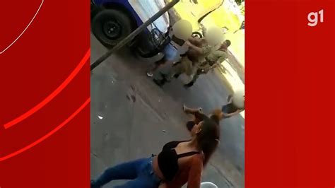Policiais Militares Empurram E Batem Em Mulheres Tapas E Socos