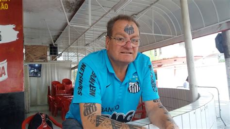 Torcedor símbolo do Santos cogita incluir coroa de Pelé em tatuagem