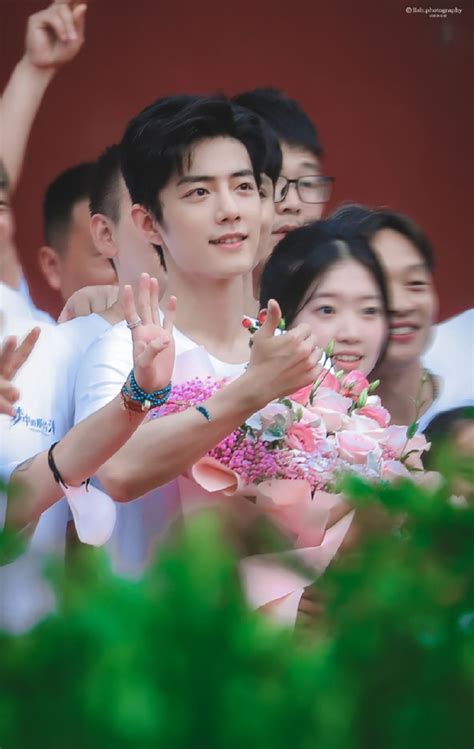肖战李沁梦中的那片海杀青 二人穿白衣捧鲜花灿笑 新浪图片