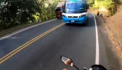 Motociclista se salvó de ser arrollado por una buseta en El Patía