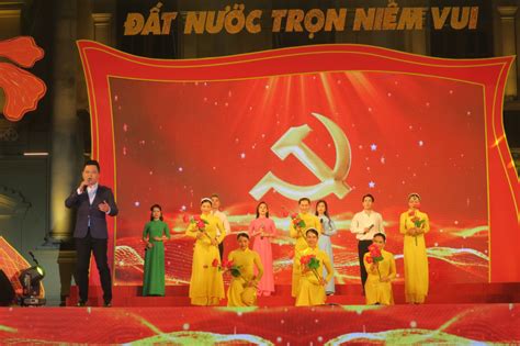 Chương trình nghệ thuật Đất nước trọn niềm vui kỷ niệm 48 năm Ngày