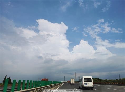 高速公路上的白云蓝天图片 蓝天白云 自然风景 图行天下素材网
