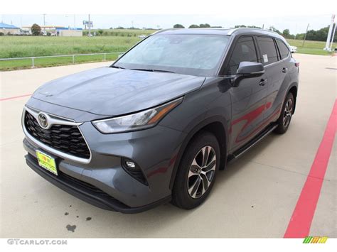 Magnetic Gray Metallic Toyota Highlander Xle Photo