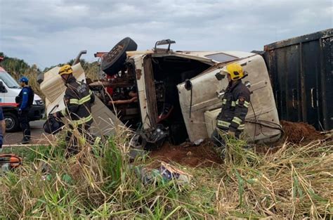 Carreta carregada de bois tomba entre Paraúna e São João da Paraúna