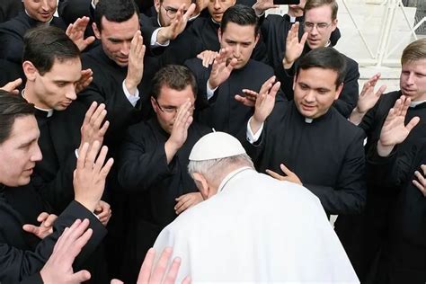 El Papa Francisco pide su bendición a los nuevos sacerdotes legionarios