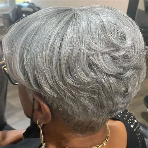 Frisuren 2023 für Frauen ab 70 mit Brille Diese flotten Haarschnitte