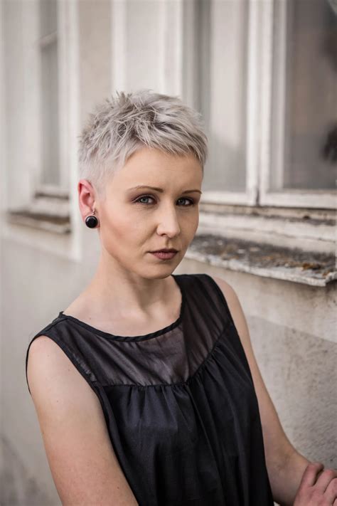 Graue Kurzhaarfrisuren für 2023 Welche verjüngenden Frisuren müssen