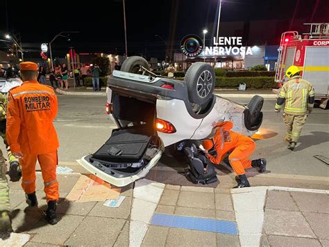 EXCLUSIVO Vídeo mostra motorista passando sinal vermelho e causando
