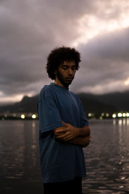 Homem Triste E Contemplativo Sentado Beira Do Lago Foto Gr Tis