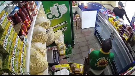 VÍDEO Criminosos invadem padaria em Maceió e funcionário implora para
