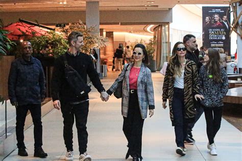 Sandy E Lucas Lima Passeiam Em Shopping Fernanda Rodrigues