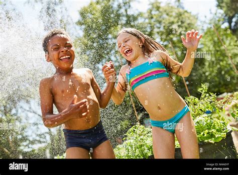 Badende kinder im garten Fotos und Bildmaterial in hoher Auflösung