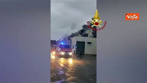 Incendio Alla Discarica Di Malagrotta A Roma L Intervento Dei Vigili