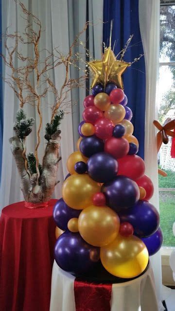 Decora tu fiesta navideña usando columnas de globos Holiday balloons