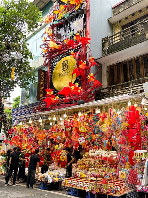 Phố Hàng Mã nhộn nhịp và rực rỡ sắc màu của đèn lồng trong những ngày