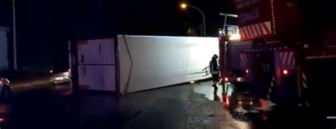 PORTO EMPEDOCLE Tir Carico Di Arance Si Ribalta Dopo Lo Scontro Con