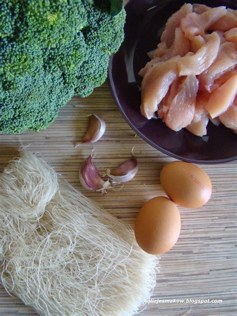 Kolizje smaków Makaron ryżowy z kurczakiem i brokułem według przepisu
