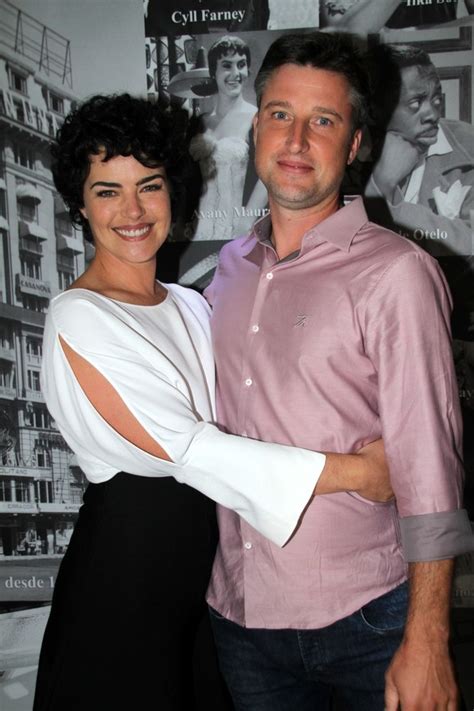 EGO Ana Paula Arósio troca carinhos o marido durante evento de