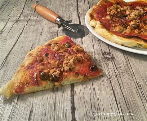 Pizza Rossa Tonno Cipolla E Olive Taggiasche Cucino Per Passione