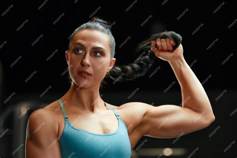 Premium Photo Classic Bodybuilding Muscular Fitness Woman Doing Exercises In The Gym Fitness