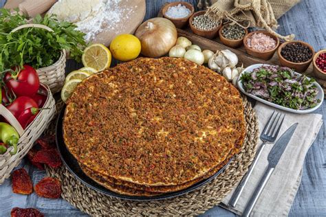 Tavada lahmacun nasıl yapılır Tavada lahmacun tarifi yapılışı