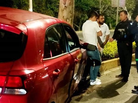 Joven choca su auto contra árbol en la avenida de Xalapa